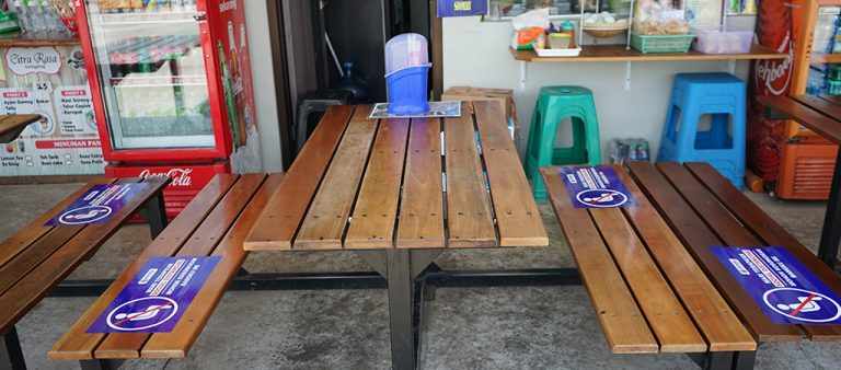 Terapkan Metode Physical Distancing, PT JMRB Pasang Rambu-Rambu ...